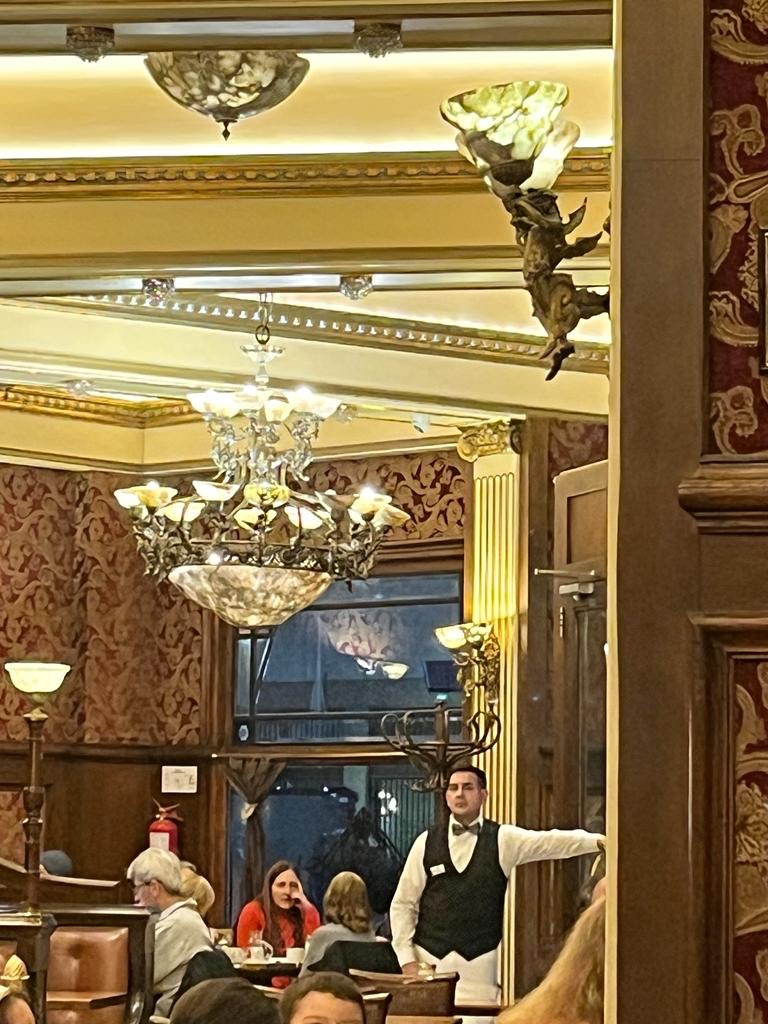 CAFÉ PETIT COLON: UNO DE LOS NOTABLES DE BUENOS AIRES | QUE HACER EN BA
