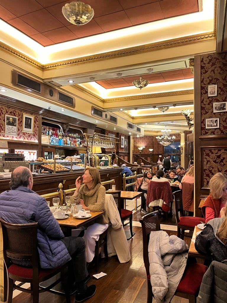 CAFÉ PETIT COLON: UNO DE LOS NOTABLES DE BUENOS AIRES | QUE HACER EN BA